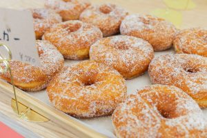 【高知グルメ】ふわふわもっちりな高知らしいカラフルドーナツ「YAIRO DONUTS」ほっとこうちオススメ情報 | 【高知県公式】高知県のあれこれまとめサイト「高知家の